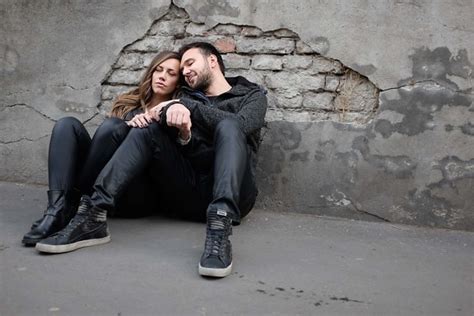 무료 사진 신혼 부부 키스 아래 베일 웨딩 드레스 사랑 신랑 남자 웨딩 신부