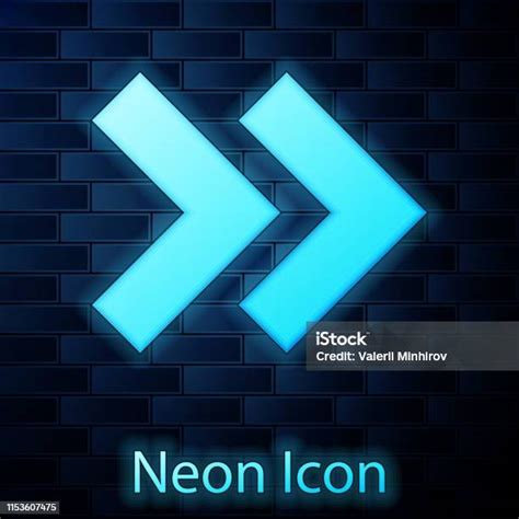 빛나는 네온 화살표 아이콘 벽돌 벽 배경에 고립 방향 화살촉 기호입니다 탐색 포인터 기호입니다 벡터 일러스트 0명에 대한 스톡 벡터 아트 및 기타 이미지 Istock