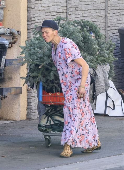 Menggelandang Tapi Pakai Rolex Penampilan Mantan Model Ini Jadi Sorotan