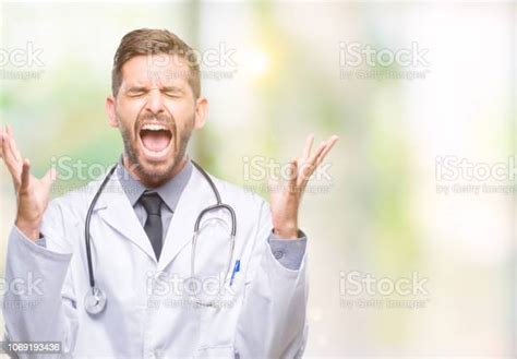 젊은 잘생긴 의사 남자 이상 격리 배경 화 축 하 하 고 무기와 성공을 위해 미친 비명 제기 및 닫힌 눈 흥분 우승자 개념 건강관리와 의술에 대한 스톡 사진 및 기타 이미지