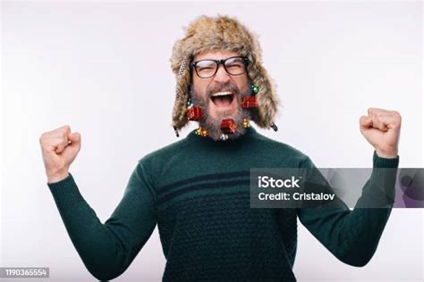 성공을 축하하는 겨울 옷에 장식 된 크리스마스 수염을 가진 놀란 남자 겨울에 대한 스톡 사진 및 기타 이미지 겨울 계절 공휴일 Istock