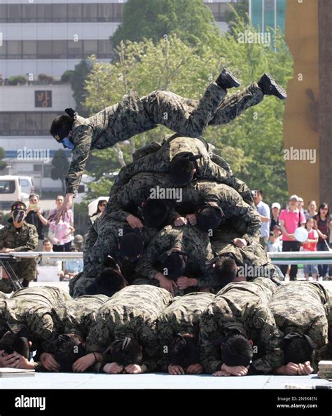A Soldier From South Korean Army Special Forces Demonstrates His Skills
