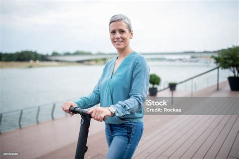 도시에서 전기 푸시 스쿠터를 타는 사업가 전기 스쿠터에 대한 스톡 사진 및 기타 이미지 전기 스쿠터 35 39세 개성