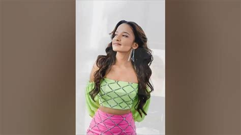 Sana බලන්නකෝ මෙයාගේ ලස්සන මේ දවස් වල නිතරම ඇහෙන සිංදුවේ අයිතිකාරී