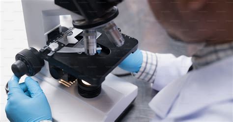 실험실에서 현미경으로 작업하는 젊은 과학자 연구를 하는 젊은 과학자 사진 Unsplash의 태국 이미지