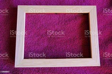 보라색 직물 배경에 흰색 나무 그림 프레임 공간을 복사합니다 위쪽 보기 0명에 대한 스톡 사진 및 기타 이미지 0명 고풍스런 골동품 Istock