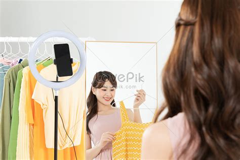 뷰티 패션 앵커 휴대폰 라이브 판매 옷 사진 무료 다운로드 Lovepik
