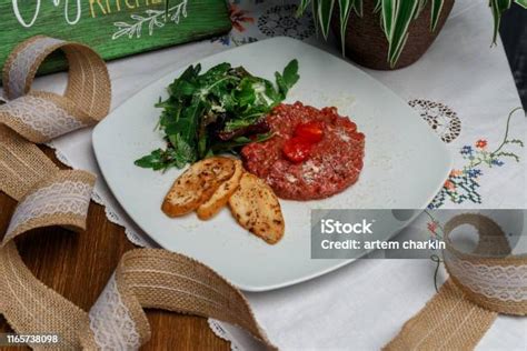 토마토를 반으로 자른 소고기 타르타르 흰 접시에 빵과 허브 세 조각 0명에 대한 스톡 사진 및 기타 이미지 0명 고기