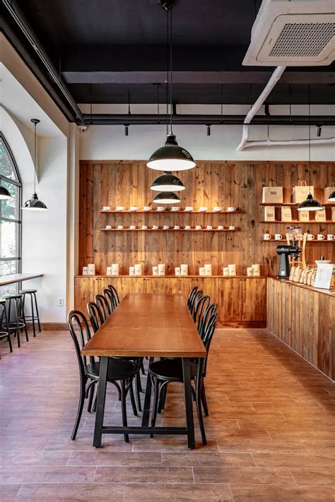 긴형태의 우드테이블을 배치한 빈티지컨셉 카페 인테리어 사진