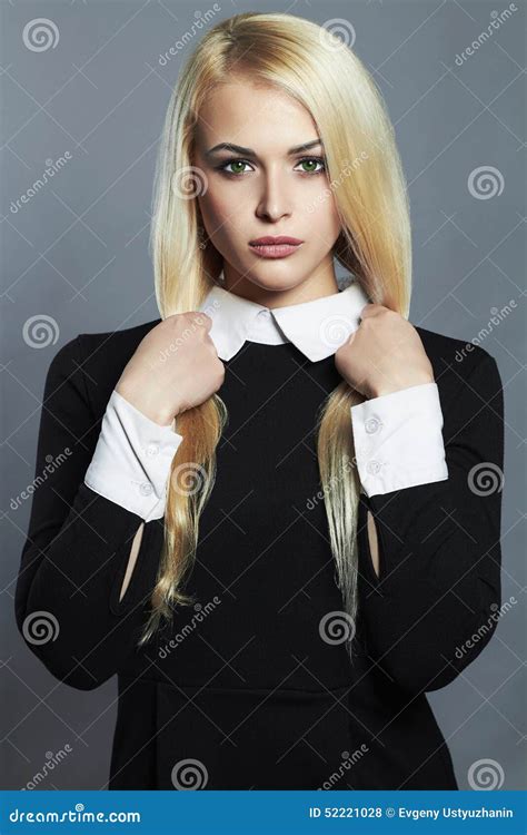 белокурые сексуальные детеныши женщины Красивая девушка в черном платье