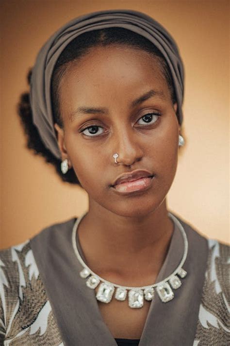 젊은 여성의 초상화 · 무료 스톡 사진