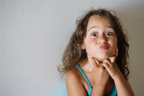 Красивая девочка с большими глазами делает смешные стороны Стоковое Фото изображение