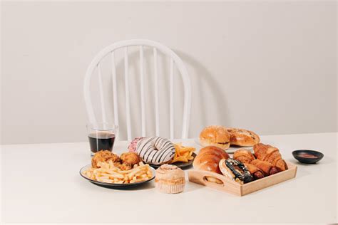 패스트 푸드와 건강에 해로운 식사 개념나무 테이블에 햄버거 또는 치즈 버거 튀긴 오징어 반지 감자 튀김 음료와 케첩의 클로즈업 0명에 대한 스톡 사진 및 기타 이미지