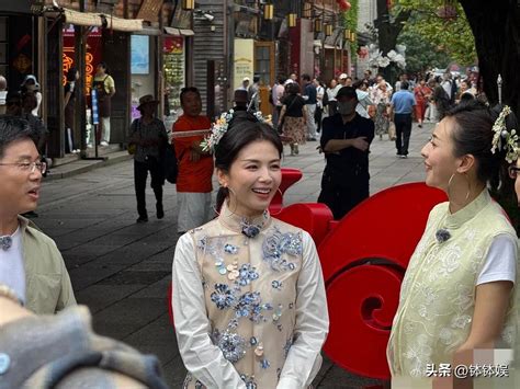 刘涛闪现福州三坊七巷！与朱广权同框反差大，三条簪造型太美了 意浏娱乐