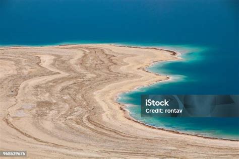 요르단 리프트 밸리 세계의 첫 번째 리조트 중 하나는 세계에서 가장 깊은 Hypersaline 호수에 위치한 사해 동부 해안의 보기를 닫습니다 0명에 대한 스톡 사진 및