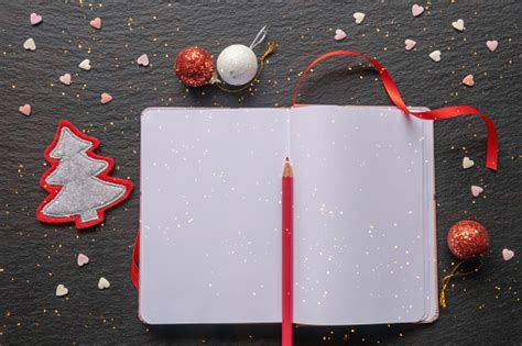 크리스마스와 새해 장식 빈 페이지와 빨간 연필 텍스트를위한 공간이있는 스케치북 라이트 화환 이중 박람회 0명에 대한 스톡 사진 및 기타 이미지 Istock