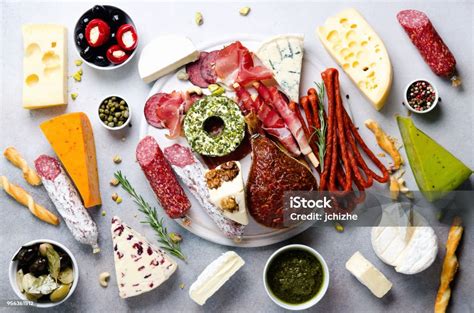 전통적인 이탈리아 전채 절단 보드 살라미 추위와 훈제 고기 햄 햄 치즈 올리브 케이 퍼 회색 배경에 치즈와 고기 전채입니다 보기 복사 공간 평평 하다 0명에 대한 스톡 사진