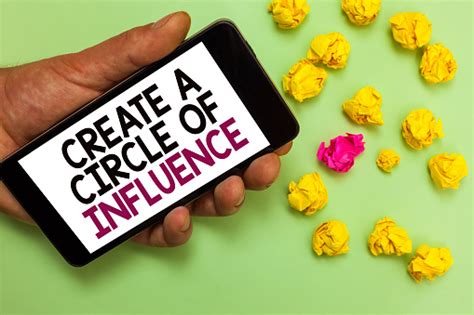 쓰기 텍스트 만들기 A 원형 영향의 단어 사업 개념에 대 한 영향 지도자 될 사람이 다른 사람들을 동기 부여 구겨진된 종이 메시지 휴대 전화 흰색 화면 보고 들고 가까이