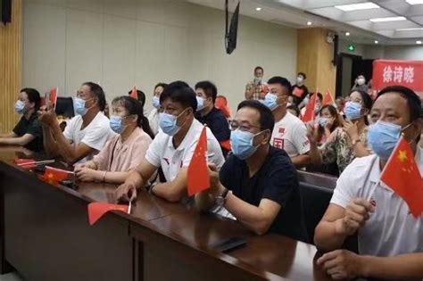 家人见证徐诗晓奥运夺冠时刻 父母非常激动 凤凰网视频 凤凰网