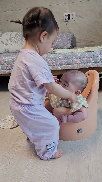 사랑해 ️ 연년생 남매 머리크기는비슷 동생사랑 누나옷에 침묻히기 범보의자 사이좋네 토닥토닥 Youtube