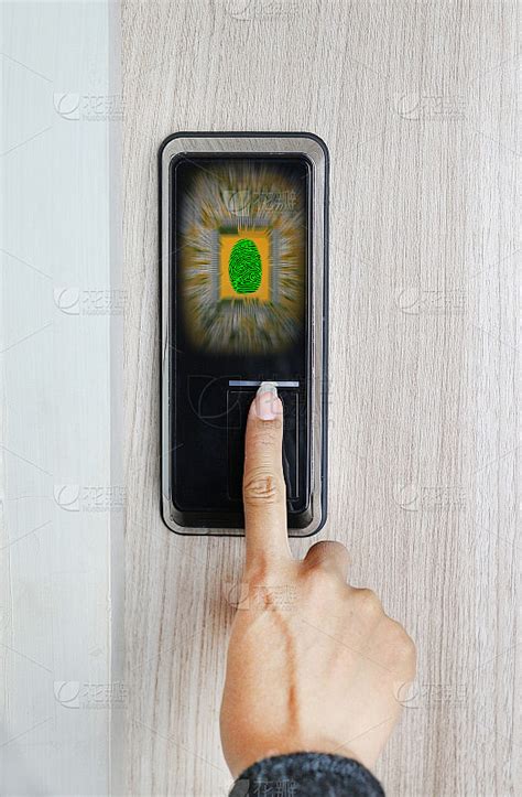 在门锁上使用指纹作为一种识别方法。