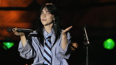 Billie Eilish Stürzt Auf Der Bühne Und Zeigt Verletzung