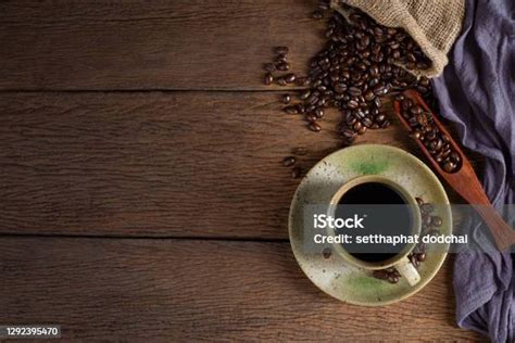 갈색 세라믹 컵의 블랙 핫 프레쉬 커피 위에 는 나무 테이블 배경에 담금자루 가방에 구운 커피 원두 복사 공간이 있는 플랫 레이 가방에 대한 스톡 사진 및 기타 이미지