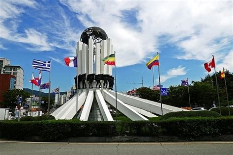 유엔기념공원 입구의 참전국 기념탑과 국기들 유토이미지 상세페이지 베이직샵 20751745