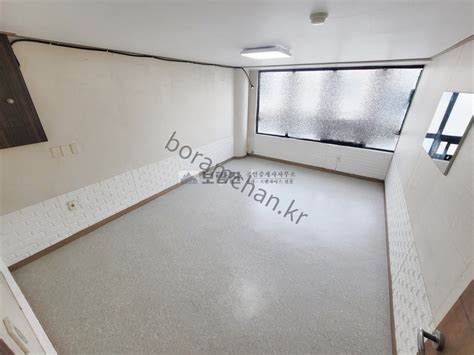 넓은 공간의 홀과 룸2개 갖춘 사무실 벽바닥 리모델링