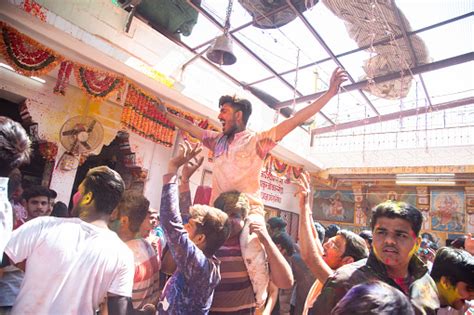 홀리 축제를 축하하는 젊은 인도 사람들의 그룹 남자는 색깔의 분말로 얼룩얼굴 공휴일에 대한 스톡 사진 및 기타 이미지 공휴일