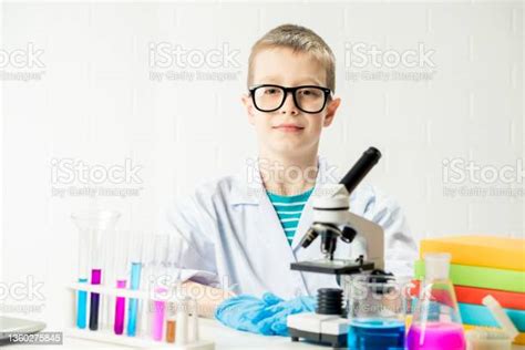 현미경을 가진 여학생은 시험관에서 화학 물질을 검사하고 실험을 실시합니다 흰색 배경에 초상화 실험실에서 코로나 바이러스의 연구를위한 개념 10 11세에 대한 스톡 사진 및