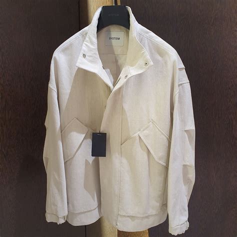 시스템옴므 현대시티아울렛 동대문점 ♥ 모크넥 점퍼 Fw 계절감이 물씬 드러나는 텍스처가 눈길을 끄는 점퍼로 목 위로 살짝 올라오는 모크넥 디자인이 트렌디한 무드를