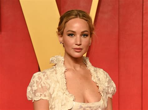 Jennifer Lawrence Como Modelo Jennifer Lawrence Stuns In Plunging