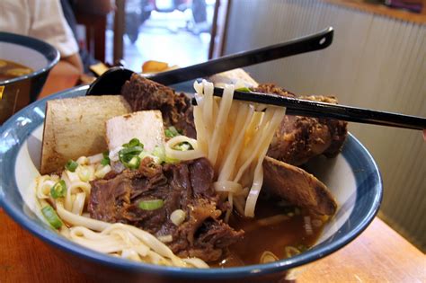 宜蘭牛肉麵推薦九條牛牛肉麵平價好吃浮誇的牛小排麵是必點菜單 咖啡老媽