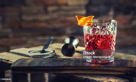 오래된 나무 판에 칵테일 네그로니 진 캄파리 마티니 로소 오렌지와 함께 드세요 네그로니에 대한 스톡 사진 및 기타 이미지