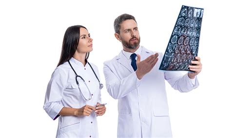 의료 및 의학 의료 클리닉에서 진단 검사에 대한 의사와의 건강 관리 의사와 방사선 전문의가 Mri 스캔으로 진단에 대해 논의합니다의사는 양질의 의료 서비스를 제공합니다