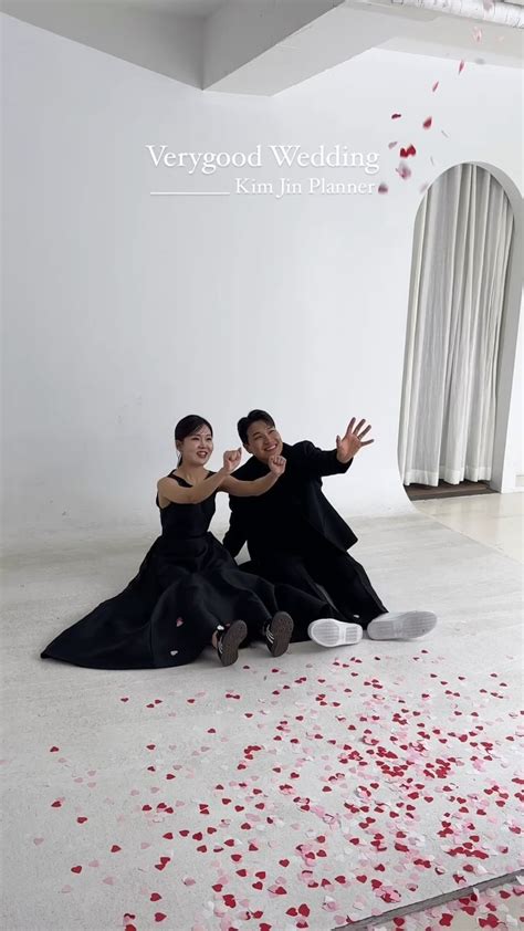 베리굿웨딩 김진부장 ⠀ 웨딩플래너로 일하면서 여쭤보는 단골질문 중에 하나인 연애기간 맞출때도 있고 틀릴때도 있지만 두분은 왠지 장기연애 커플 같았는데 정말 10년