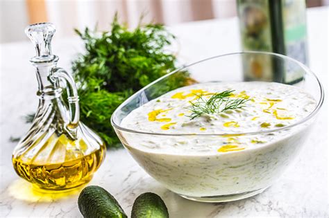 그리스 딥 소스 또는 드레싱 Tzatziki 강판된 오이 사 우 어 크림 요구르트 올리브 오일과 신선한 딜 준비 0명에 대한 스톡 사진 및 기타 이미지 Istock