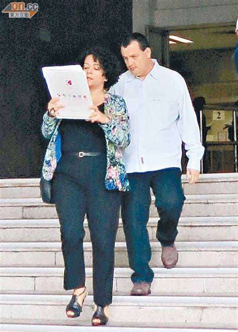 機師涉熊抱強吻女職員 太陽報