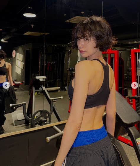 인`스타`그램 세상 나나 브라톱 입고 드러낸 등근육…탄탄 복근까지 `섹시·건강미` [n샷] Zum 뉴스