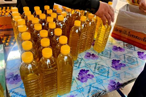 လားရှိုးမြို့၊ မြို့မဈေးကြီးတွင် ပြည်သူများအား စားသုံးဆီများ ဈေးနှုန်းချိုသာစွာဖြင့် ရောင်းချပေး