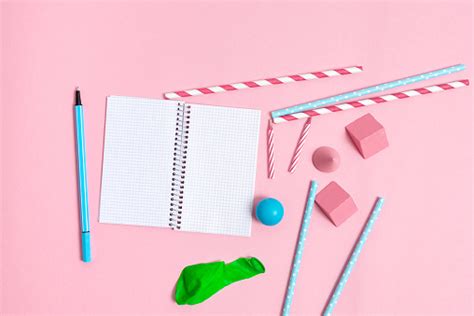 다채로운 파티 초대 디자인 밝은 축하 계획 아이디어 새로운 화려한 장식 풍선 색종이 촛불 축제 디자인 파티 필요를 축하 귀여운에 대한 스톡 사진 및 기타 이미지 Istock