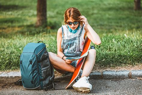 힙스터 관광 홀드 및 여행 라이프 스타일 컨셉 어드벤처 배낭 여행자에지도 봐 25 29세에 대한 스톡 사진 및 기타 이미지 25 29세 건강한 생활방식 걷기 Istock