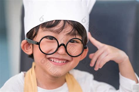 肖像可爱的小亚洲幸福男孩有兴趣烹饪图片 包图网企业站