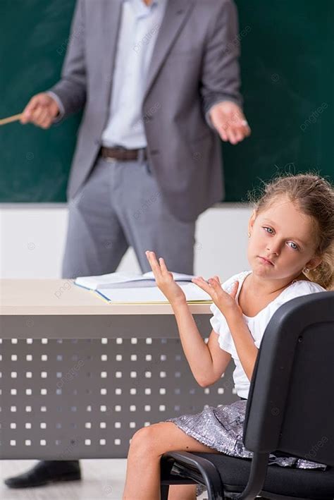 교실에 어린 소녀가 있는 선생님 교실에 어린 소녀가 있는 선생님 벡터 배경 및 무료 다운로드를위한 그림 Pngtree