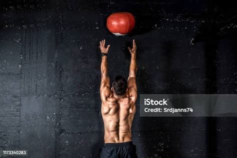 젊은 강한 땀이 체육관 에서 하드 코어 운동을 위해 벽에 약 공을 던지는 큰 근육을 가진 근육질의 남자를 집중 실제 사람들