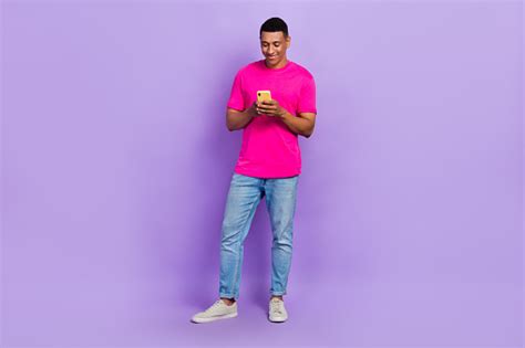 쾌활한 세련된 남자 블로거 사용 현대 장치 타이핑 문자 메시지 작성 게시물 재게시 보라색 배경에 고립 된 전체 길이 사진 30 34세에 대한 스톡 사진 및 기타 이미지