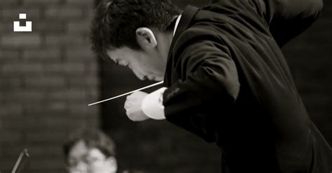 검은 긴 소매 셔츠를 입은 남자 검은 긴 소매 셔츠에 소녀를 들고 사진 Unsplash의 무료 오케스트라 이미지