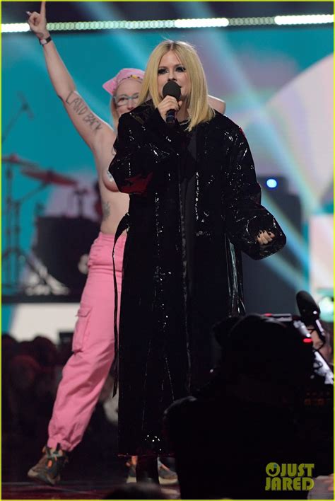 Avril Lavigne Handles Topless Protester Who Rushed Stage During Juno