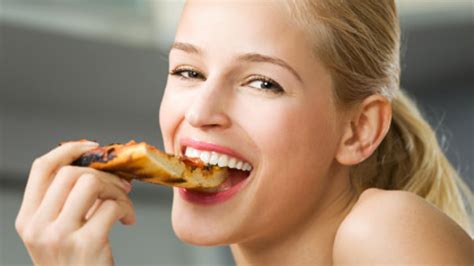 Aceasta Tanara Mananca Si Face Sex Fara Sa Si Aminteasca Apoi Nimic Din Ce A Facut Parca Visez